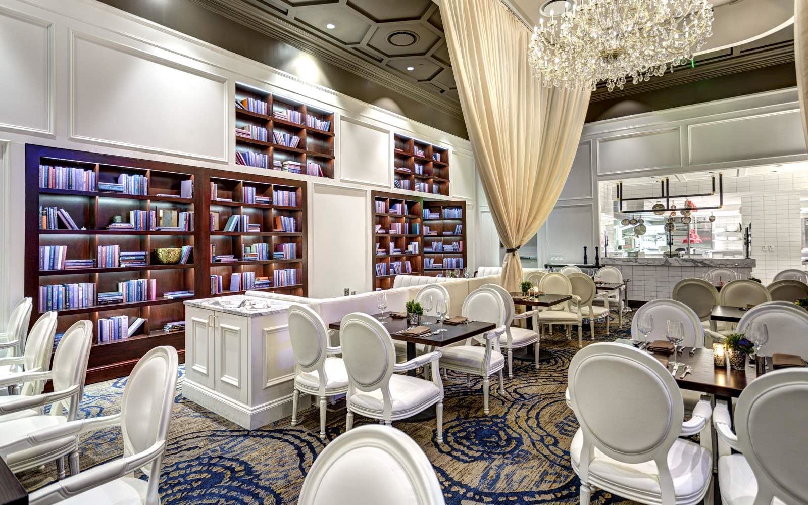 Upscale Norfolk Restaurants & Rooftop Bar - Hilton Norfolk The Main